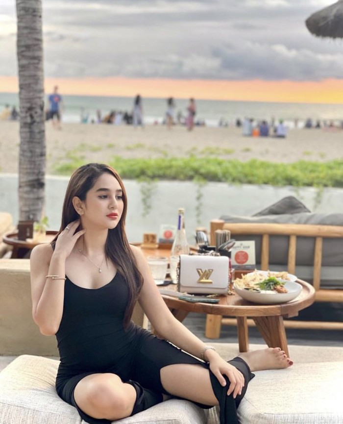 Serunya Hana Hanifah saat Nongkrong Cantik di Beach Club