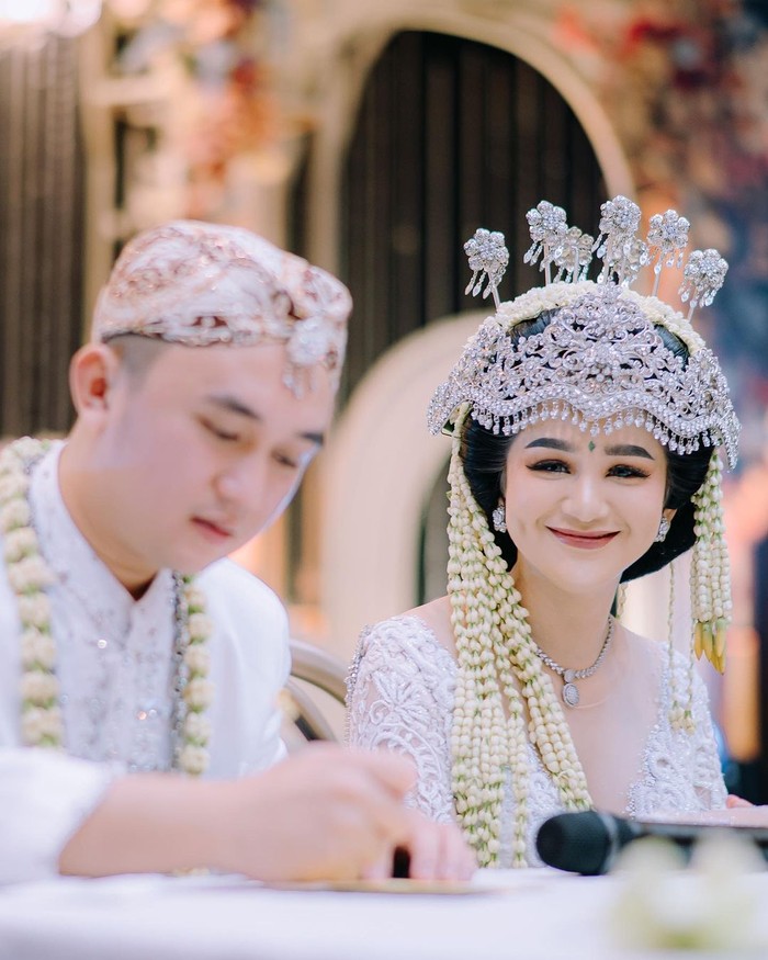 6 Potret Pernikahan Hana Hanifah