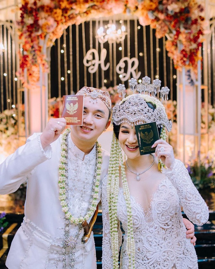 6 Potret Pernikahan Hana Hanifah