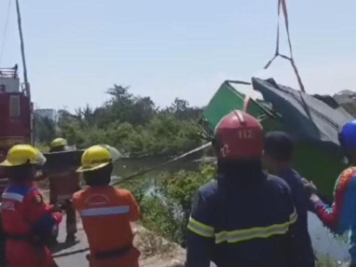 Odong-odong Angkut 15 Orang Tercebur ke Sungai di Surabaya, 5 Luka Serius Odong-odong Angkut 15 Orang Tercebur ke Sungai di Surabaya, 5 Luka Serius