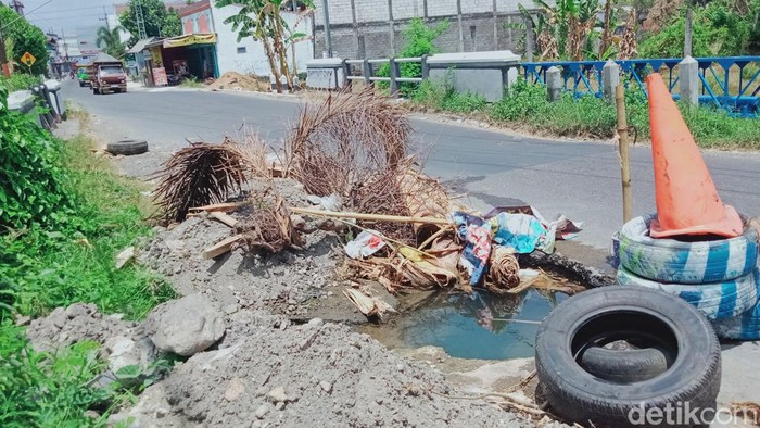 Hati-hati Lur, Ada Lubang Menganga di Jalan Mpu Sedah Klaten Hati-hati Lur, Ada Lubang Menganga di Jalan Mpu Sedah Klaten