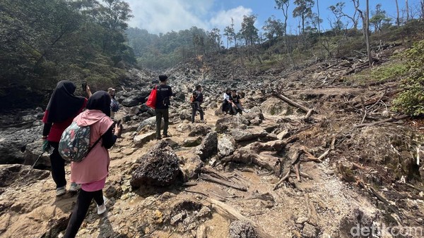 Sensasi Berendam Air Panas di Kawah Ratu Gunung Salak Bogor