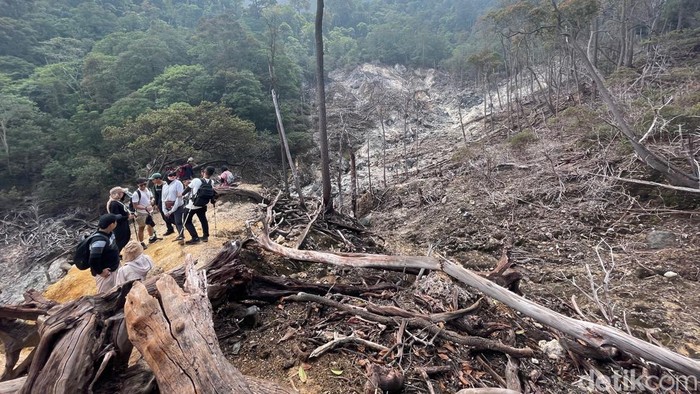 Sensasi Berendam Air Panas di Kawah Ratu Gunung Salak Bogor