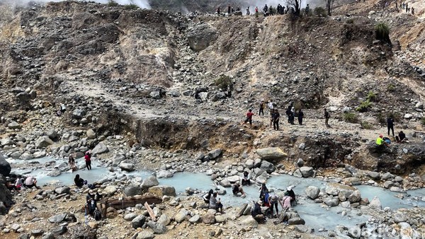 Sensasi Berendam Air Panas di Kawah Ratu Gunung Salak Bogor