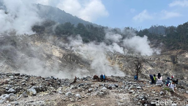 Sensasi Berendam Air Panas di Kawah Ratu Gunung Salak Bogor