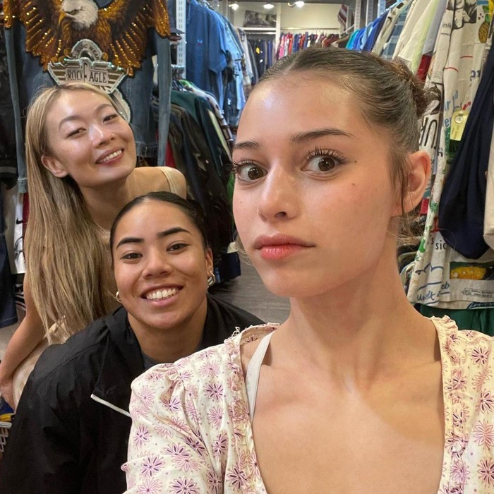 Percaya Diri Audrey Lane yang Tampil dengan Ketiak Berbulu