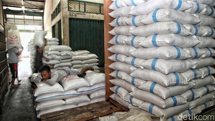 Melihat Proses Bongkar Muat Beras yang Harganya Lagi Meroket