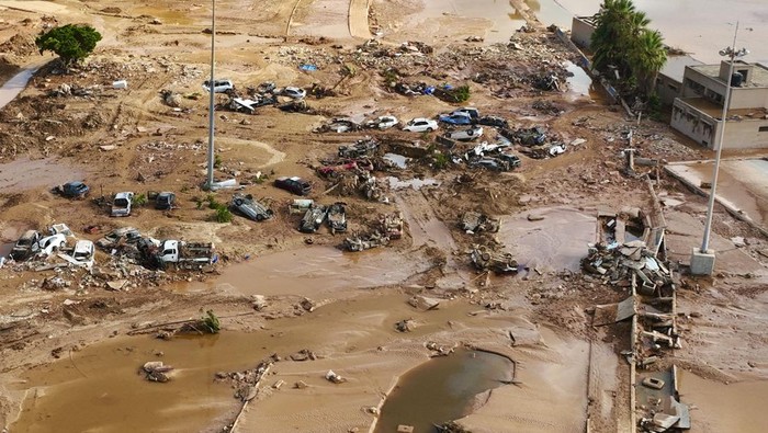 Potret Mobil Jungkir Balik Diterjang Banjir di Libya