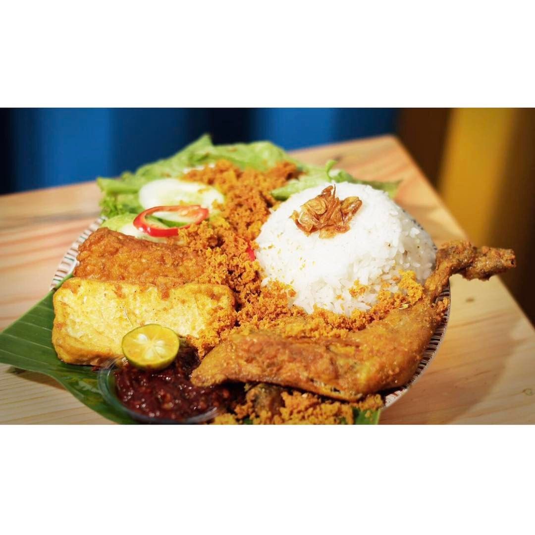 5 Tempat Makan Ayam Goreng yang Eksis Puluhan Tahun di Jakarta 5 Tempat Makan Ayam Goreng yang Eksis Puluhan Tahun di Jakarta