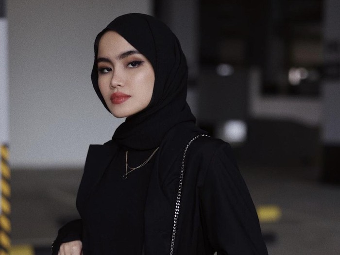 8 Ide Padu Padan Tren Hijab Meleyot Kekinian Bikin Pipi Tirus ala Sashfir