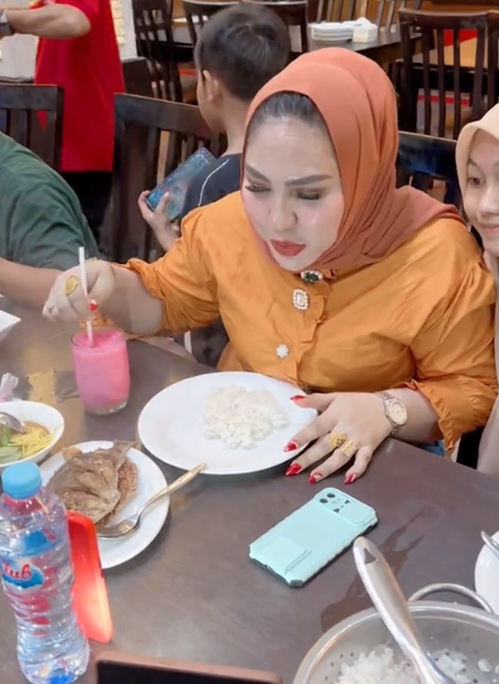 Hobi Pamer Emas, Mira Hayati Juga Senang Kulineran Hingga ke Thailand