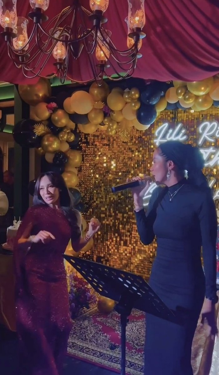 Potret Olla Ramlan dengan Rok Berbelahan Tinggi