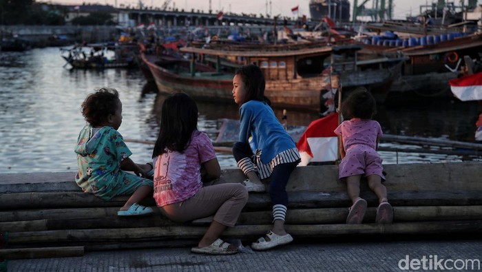 Bermain di Tanggul Laut Plaza Kalibaru yang Lagi Viral