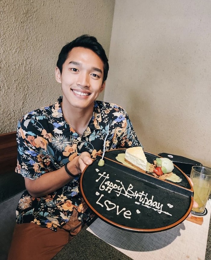 Pose Keren Jonatan Christie Saat Kulineran dan Nongkrong di Kafe