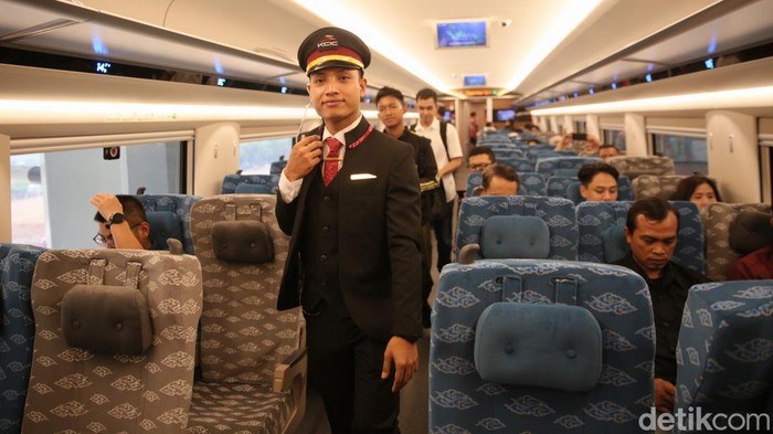 Melihat Kesigapan Pramugari Kereta Cepat Melayani Penumpang
