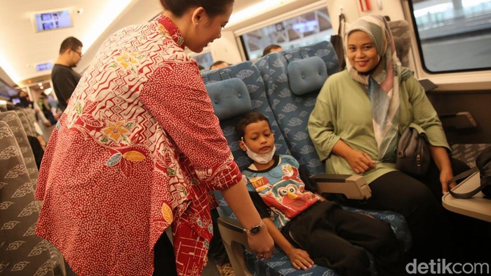 Melihat Kesigapan Pramugari Kereta Cepat Melayani Penumpang