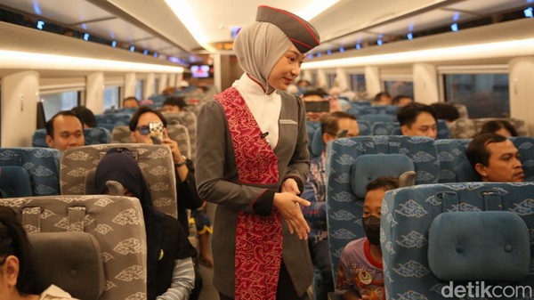 Melihat Kesigapan Pramugari Kereta Cepat Melayani Penumpang