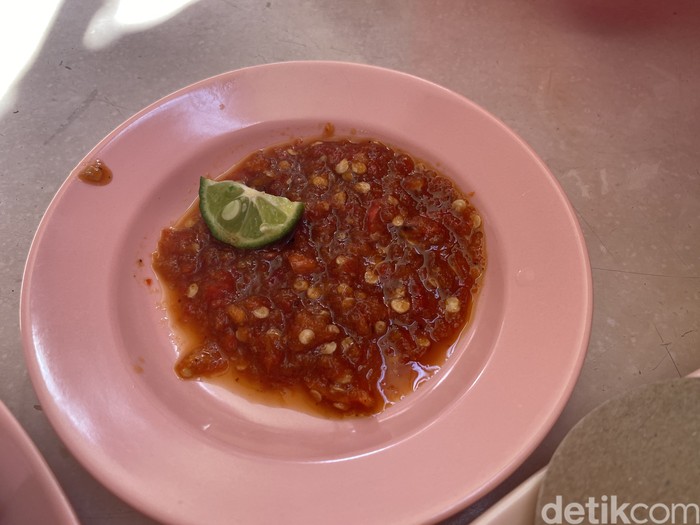 Rela Antre Demi Cicip Pedasnya Sambal Tempong yang Hits di Bali