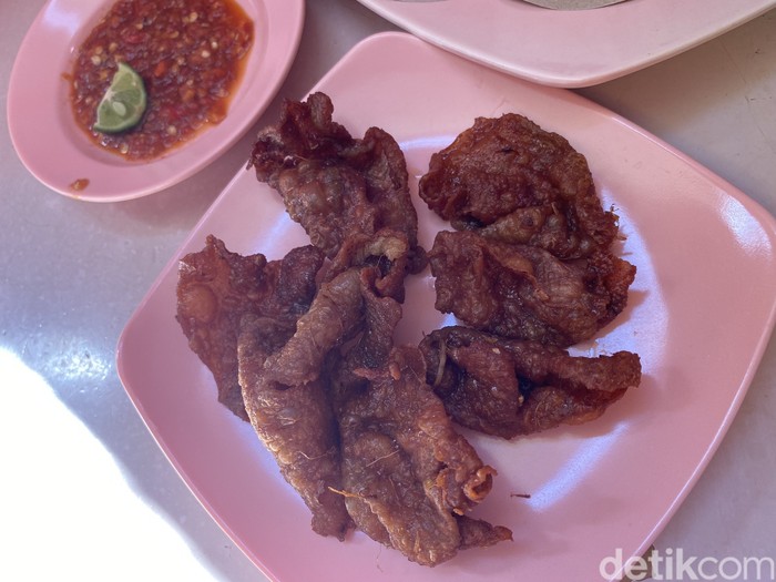 Rela Antre Demi Cicip Pedasnya Sambal Tempong yang Hits di Bali