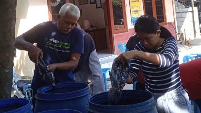 Berkat Penetral Bau Sampah, Mahasiswi Asal Sidoarjo Diganjar Reward ... Berkat Penetral Bau Sampah, Mahasiswi Asal Sidoarjo Diganjar Reward ...