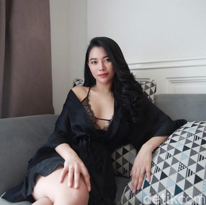 7 Gaya Seksi Lisa Oktaviani Aspri Hotman Paris Pakai Lingerie