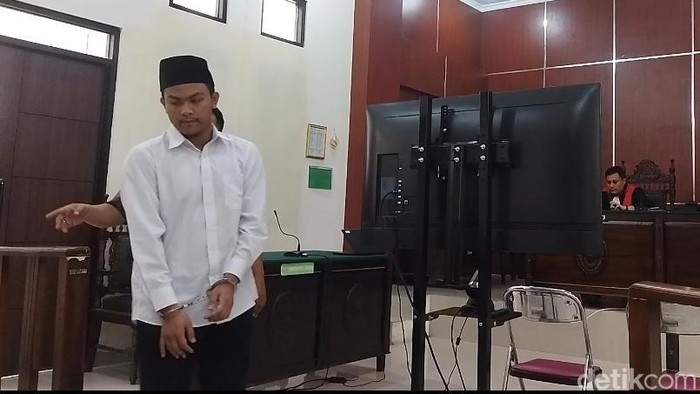 Riko Pembunuh Sadis Elisa Pakai Kloset Dituntut 17 Tahun Penjara Riko Pembunuh Sadis Elisa Pakai Kloset Dituntut 17 Tahun Penjara