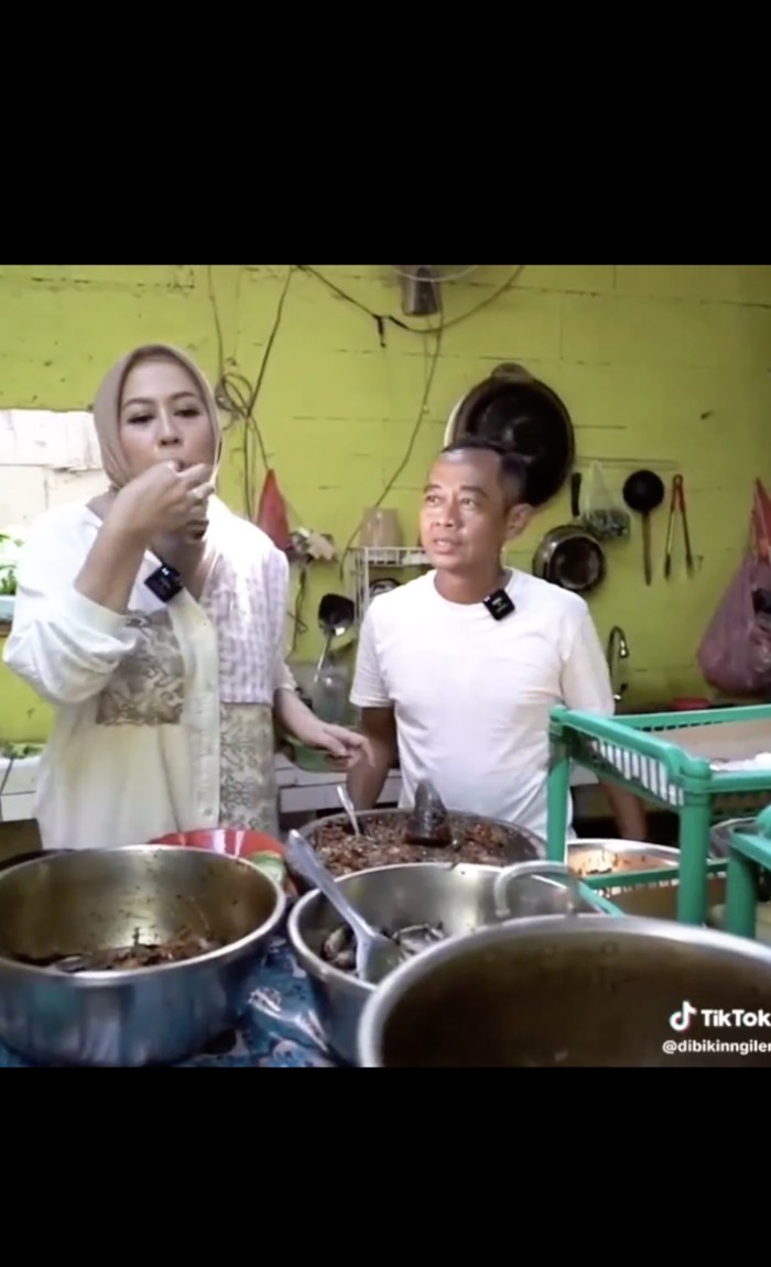 Heboh! Aksi Nyak Kopsah Masak dan Layani Pembeli Oseng Bang Madun