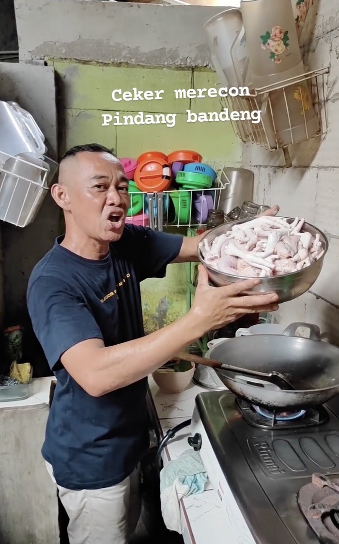 Heboh! Aksi Nyak Kopsah Masak dan Layani Pembeli Oseng Bang Madun