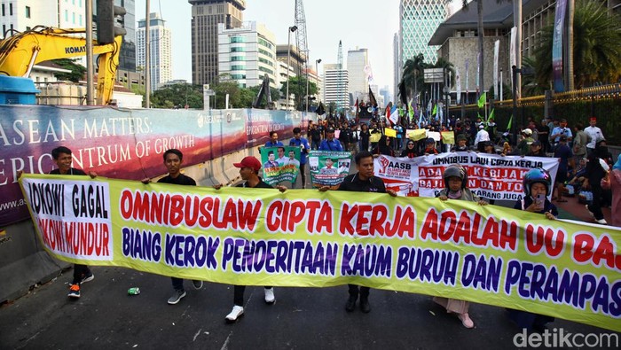 Tak Hanya GNPR, Massa Buruh Juga Menyemut di Patung Kuda Tak Hanya GNPR, Massa Buruh Juga Menyemut di Patung Kuda