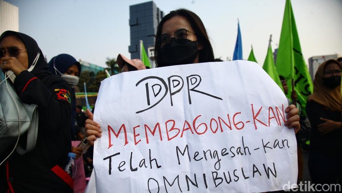 Tak Hanya GNPR, Massa Buruh Juga Menyemut di Patung Kuda Tak Hanya GNPR, Massa Buruh Juga Menyemut di Patung Kuda