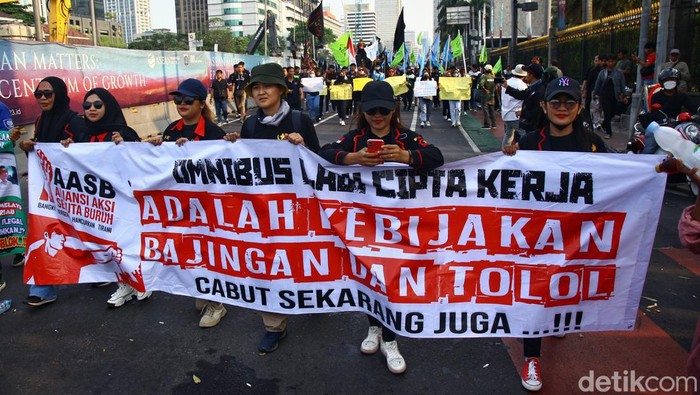 Tak Hanya GNPR, Massa Buruh Juga Menyemut di Patung Kuda Tak Hanya GNPR, Massa Buruh Juga Menyemut di Patung Kuda