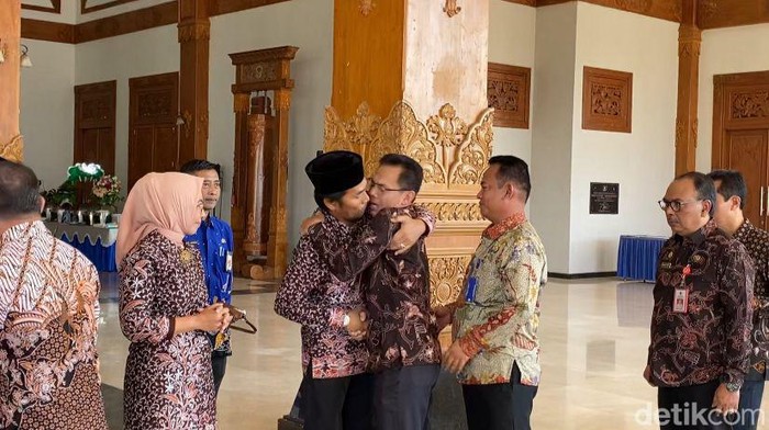 Momen Pamit Kaji Mbing Diwarnai Tangis Haru para Pejabat Pemkab Madiun Momen Pamit Kaji Mbing Diwarnai Tangis Haru para Pejabat Pemkab Madiun