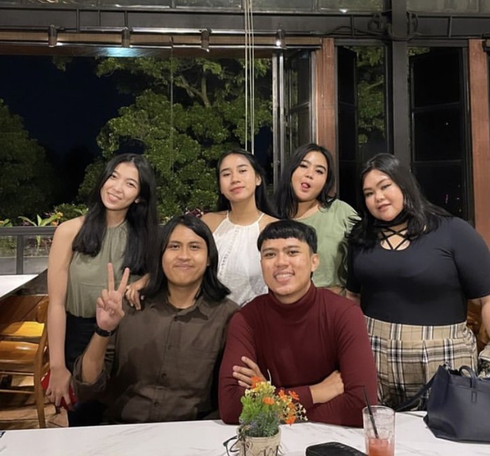 Gaya Seru Aa' Juju saat Review Makanan Jujur Lewat 'Makan Lurr'