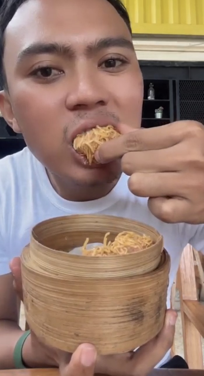 Gaya Seru Aa' Juju saat Review Makanan Jujur Lewat 'Makan Lurr'