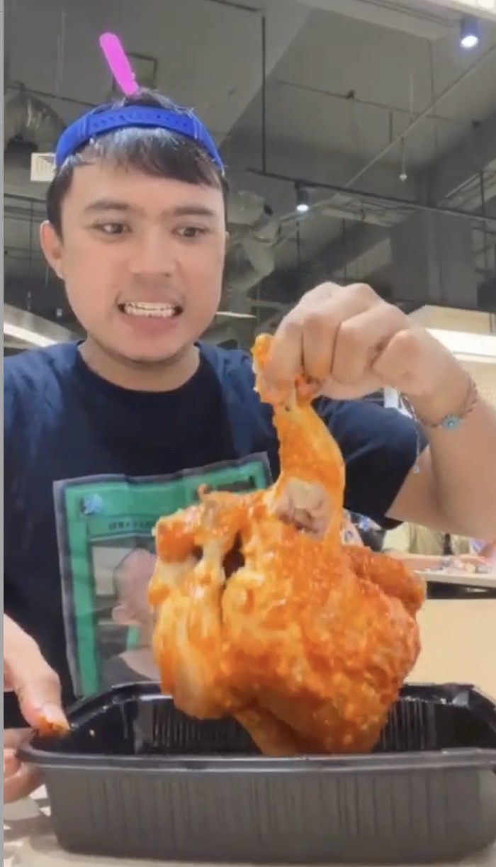 Gaya Seru Aa' Juju saat Review Makanan Jujur Lewat 'Makan Lurr'