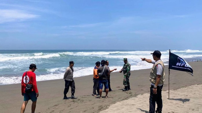 2 Pelajar Terseret Ombak Pantai Cemara Sewu Kebumen, 1 Hilang 2 Pelajar Terseret Ombak Pantai Cemara Sewu Kebumen, 1 Hilang