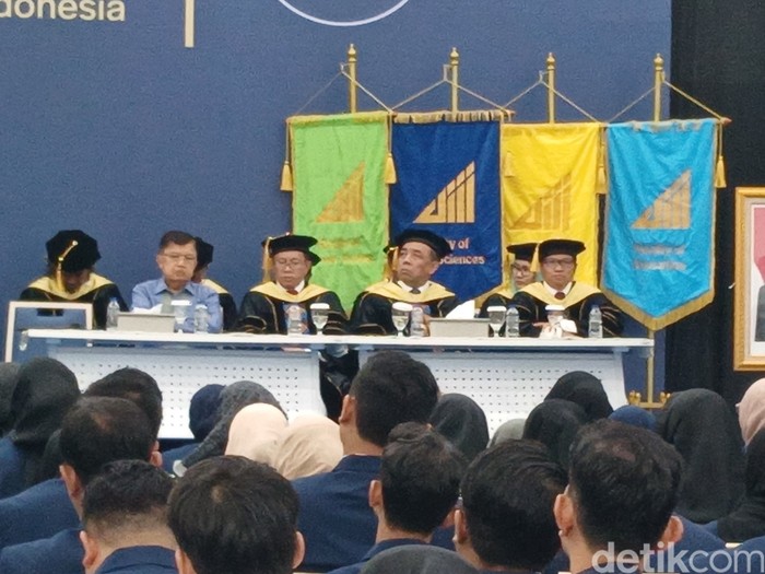 Potret Academic Convocation UIII Sambut Mahasiswa Baru, Dihadiri Jusuf Kalla