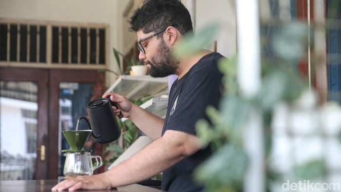 Interaksi Tanpa Batas di Toko Kopi Tjaraka