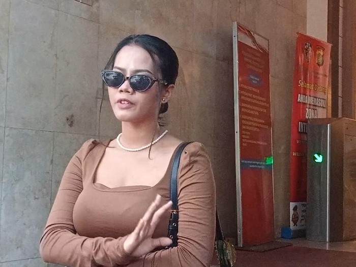 Gaya Siskaeee Berkaca Mata Hitam Usai Diperiksa Polisi Terkait Film Porno