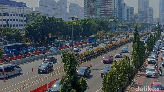Banyak Taksi dan Ojol Ngetem, Lalin di Semanggi Macet Jelang Siang Ini Banyak Taksi dan Ojol Ngetem, Lalin di Semanggi Macet Jelang Siang Ini