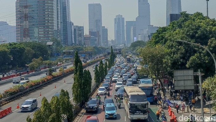 Alasan Sopir Taksi dan Ojol Ngetem di Jalan Gatsu hingga Bikin Macet Alasan Sopir Taksi dan Ojol Ngetem di Jalan Gatsu hingga Bikin Macet