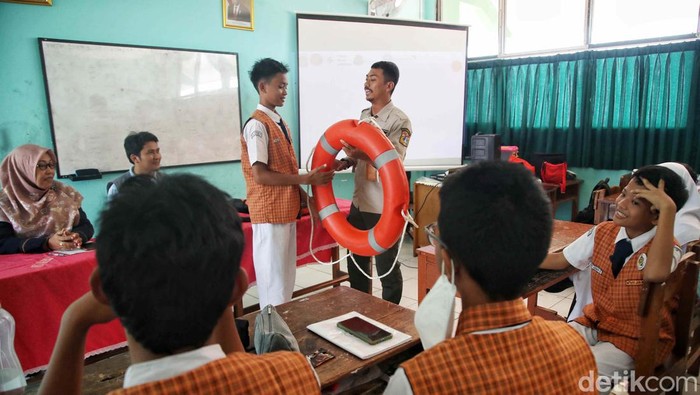 Simulasi Bencana Gempa, Pelajar Sembunyi di Bawah Meja