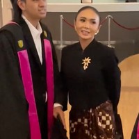 7 Momen Yuni Shara Hadiri Wisuda Putranya, Anggun Dengan Rambut Sanggul