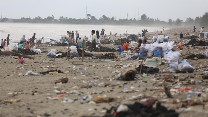 Menyisir Limbah Batu Bara di Pantai Aceh Barat