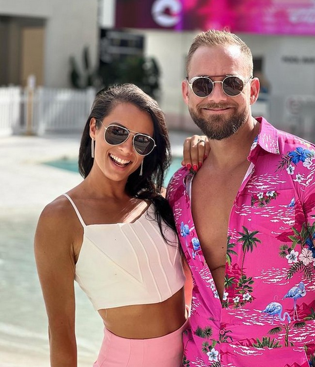 Foto Sosok Istri yang Merelakan Suaminya Jadi Bintang Dewasa