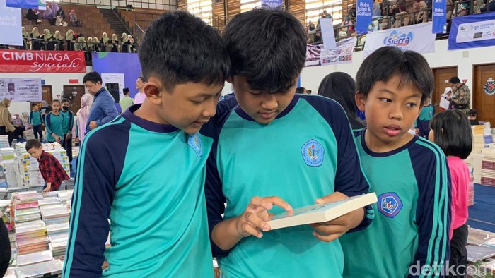 Antusiasme Pelajar Serbu Pameran Buku di GOR Saparua Bandung