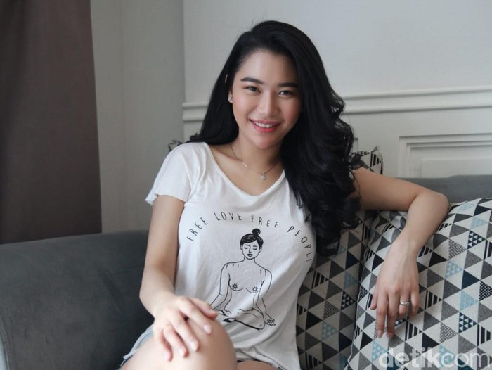 6 Gaya Lisa Oktaviani Aspri Hotman Paris yang Ngaku Masih Jomblo