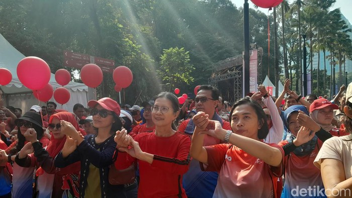 Potret Pemecahan Rekor MURI Meraba Nadi Sendiri di Indonesia Heart Walk ...