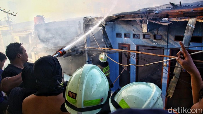 Potret Warga dan Petugas Bahu Membahu Padamkan Kebakaran di Menteng