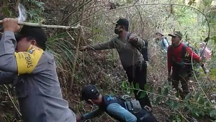 Polda Jatim Turun Tangan Selidiki Penyebab Kebakaran Gunung Lawu Polda Jatim Turun Tangan Selidiki Penyebab Kebakaran Gunung Lawu